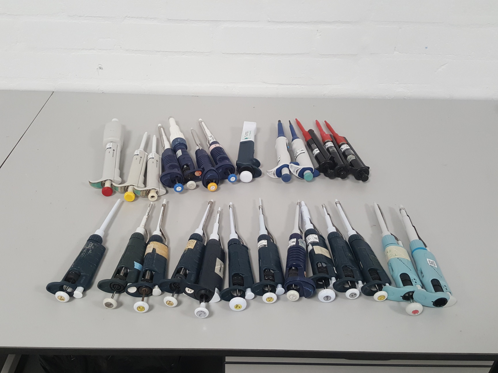 Job lot 26 Lab Pipettes - Pipetman P10, P20, P100, Gilson, HTL, Finnpipette