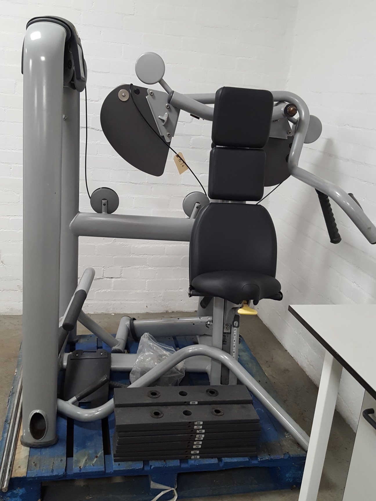 Technogym Vertical Traction Gym Resistance Machine - Broken Arm Spares ...