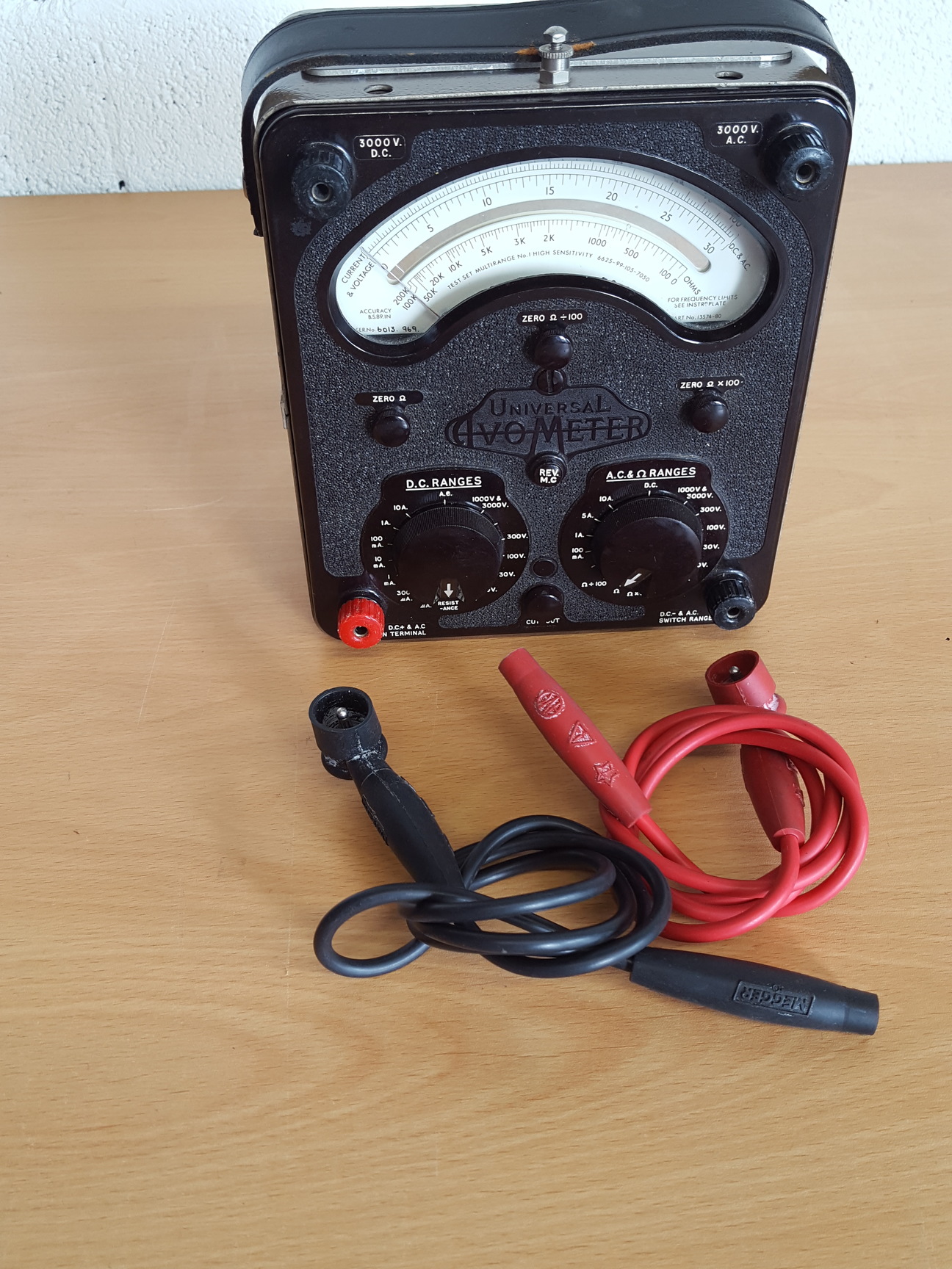 Avo Universal Multi-Range Avometer Multimeter Voltmeter 3000V AC/DC Lab
