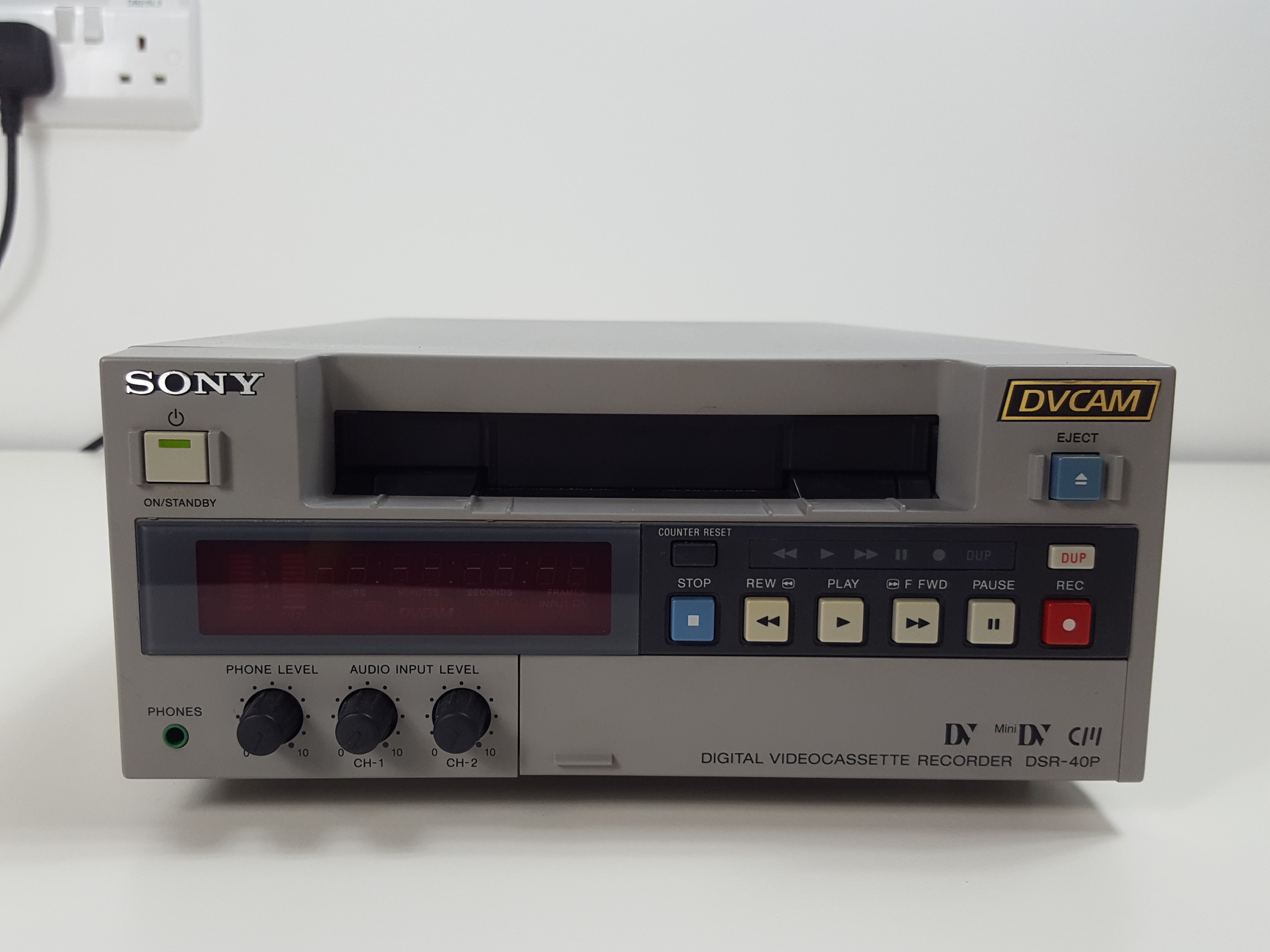 Sony DVCAM Digital VideoCassette Recorder Model DSR-40P DV & Mini DV