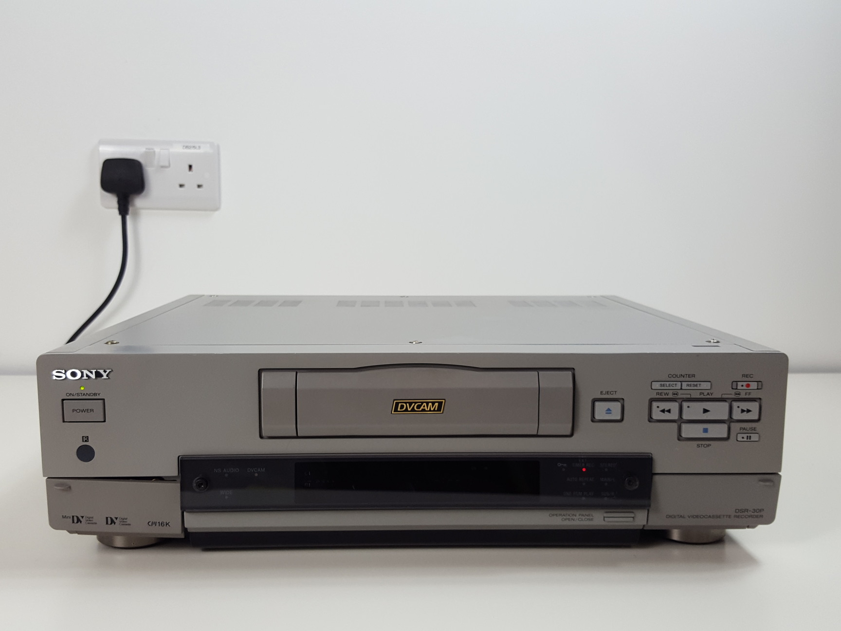 Sony DVCAM DSR-30P Digital VideoCassette Recorder