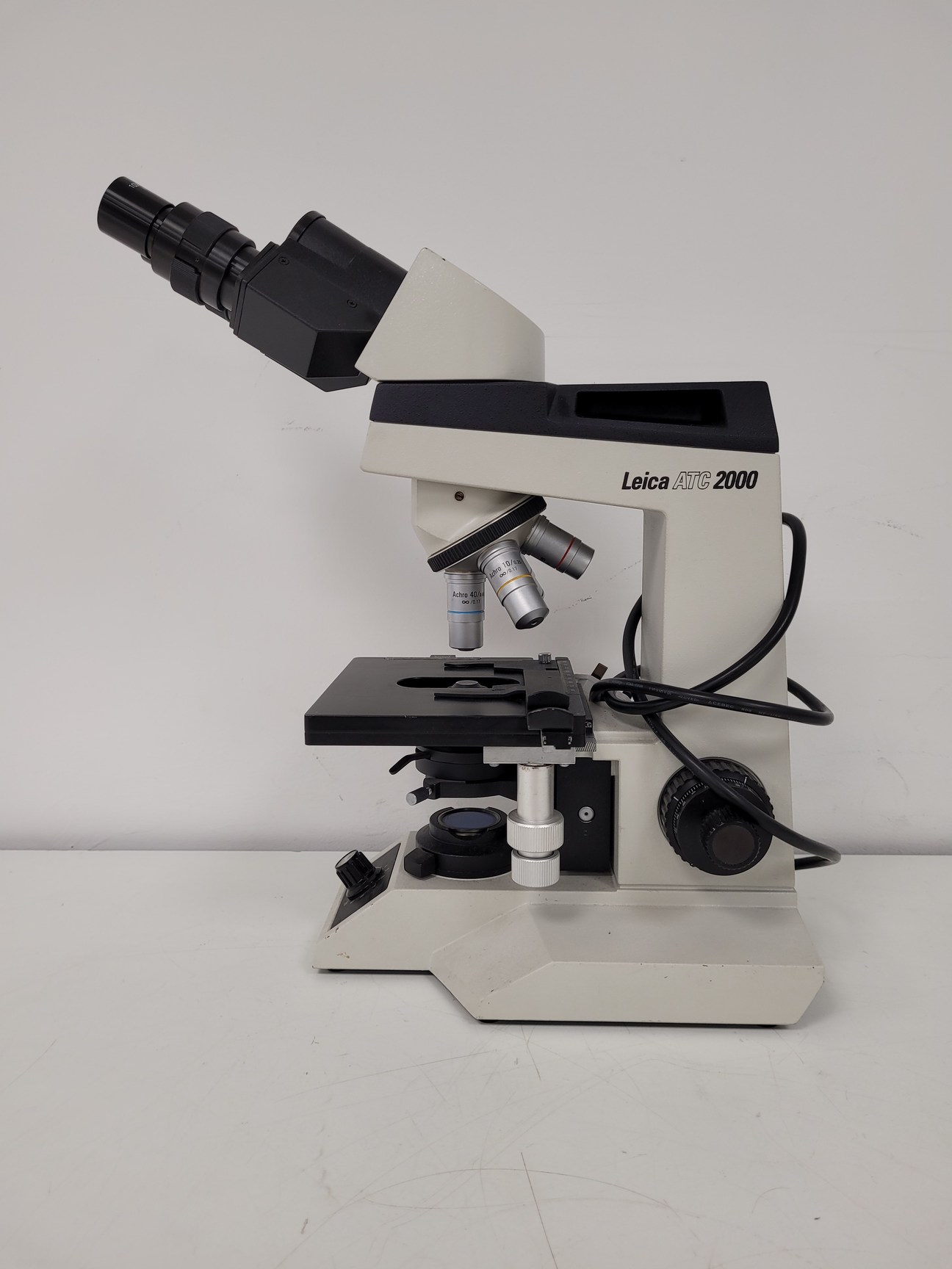 Leica Model ATC 2000 Compound Microscope with 4 x Achromatic Objectives Lab